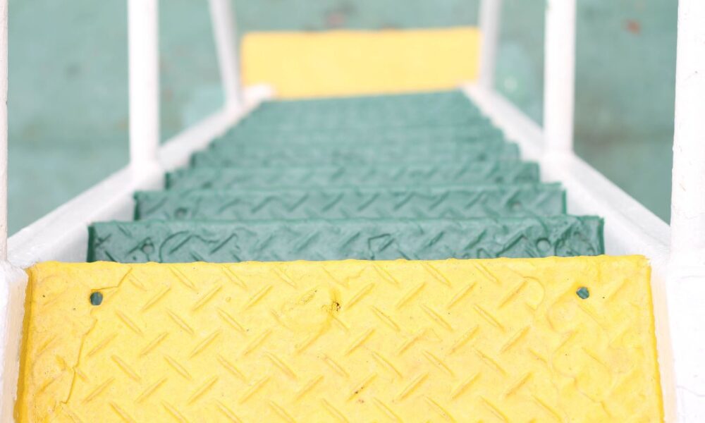 How to set up a ladder on stairs? - Techcrums